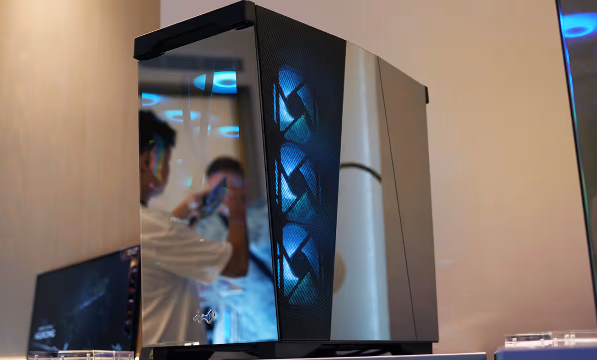 InWin Wiew : Un Mid-tower Miroir Entre Style Et Ventilation – Aperçu Au ...